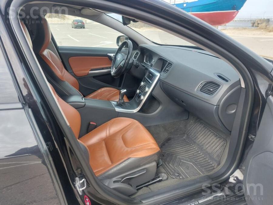 Brown Volvo V60 2014 in Ventspils, with an engine capacity of 2.00 L and mileage of 0 thousand km for 6599 €, photo 8 on AUTOMOTO.COM.LV