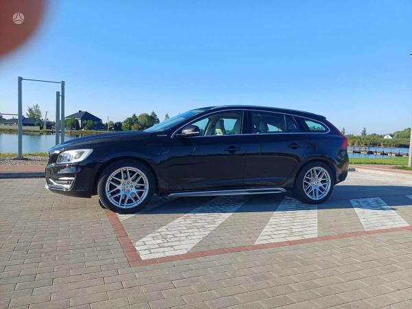 Brown Volvo V60 2014 in Kaunas, with an engine capacity of 2.40 L and mileage of 254 thousand km for 7000 €, photo 1 on AUTOMOTO.COM.LV