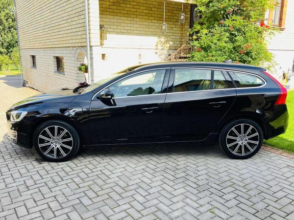 Volvo V60 2014 in Prienai on AUTOMOTO.COM.LV Brown Volvo V60 2014 in Prienai, with an engine capacity of 2.40 L and mileage of 212 thousand km for 8199 €, photo 3 on AUTOMOTO.COM.LV