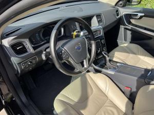 Brūns Volvo V60 2014 Prienai, ar dzinēja tilpumu 2.40 L un nobraukumu 212 tūkst. km par 8199 €, foto 17 vietnē AUTOMOTO.COM.LV