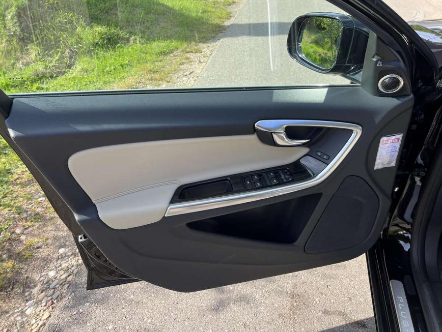 Brūns Volvo V60 2014 Prienai, ar dzinēja tilpumu 2.40 L un nobraukumu 212 tūkst. km par 8199 €, foto 18 vietnē AUTOMOTO.COM.LV