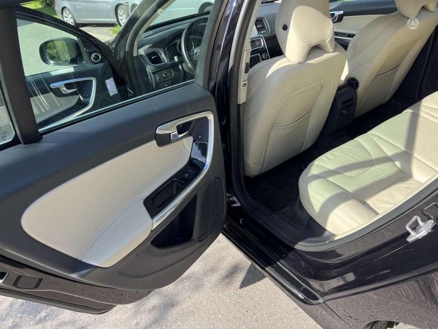 Brūns Volvo V60 2014 Prienai, ar dzinēja tilpumu 2.40 L un nobraukumu 212 tūkst. km par 8199 €, foto 20 vietnē AUTOMOTO.COM.LV