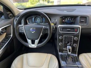 Brūns Volvo V60 2014 Prienai, ar dzinēja tilpumu 2.40 L un nobraukumu 212 tūkst. km par 8199 €, foto 22 vietnē AUTOMOTO.COM.LV