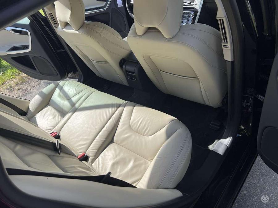 Brūns Volvo V60 2014 Prienai, ar dzinēja tilpumu 2.40 L un nobraukumu 212 tūkst. km par 8199 €, foto 23 vietnē AUTOMOTO.COM.LV