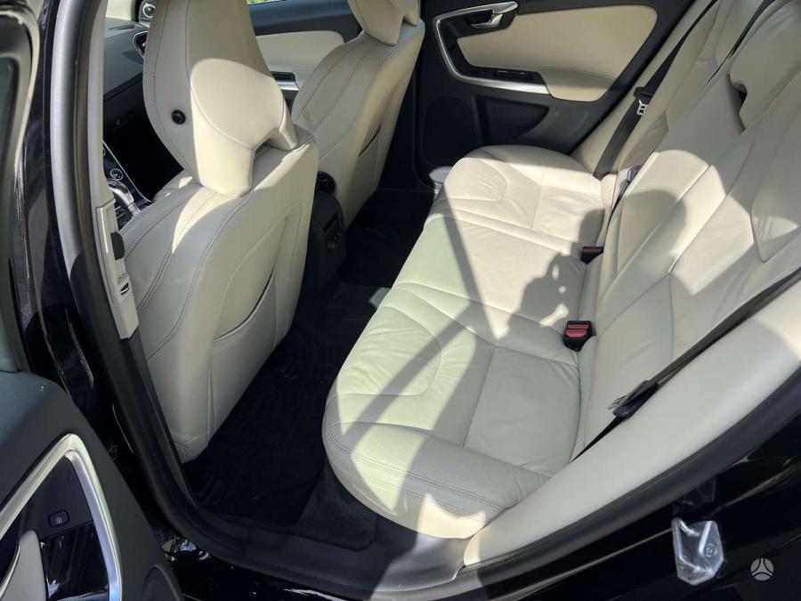 Brūns Volvo V60 2014 Prienai, ar dzinēja tilpumu 2.40 L un nobraukumu 212 tūkst. km par 8199 €, foto 25 vietnē AUTOMOTO.COM.LV