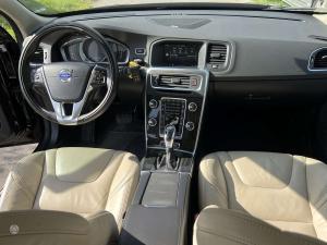 Brūns Volvo V60 2014 Prienai, ar dzinēja tilpumu 2.40 L un nobraukumu 212 tūkst. km par 8199 €, foto 28 vietnē AUTOMOTO.COM.LV