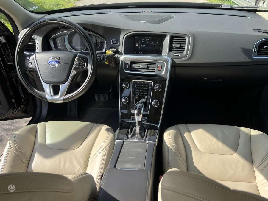 Brūns Volvo V60 2014 Prienai, ar dzinēja tilpumu 2.40 L un nobraukumu 212 tūkst. km par 8199 €, foto 28 vietnē AUTOMOTO.COM.LV