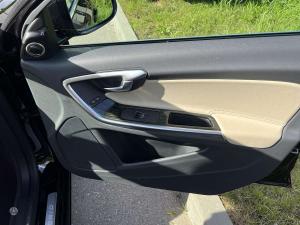 Brūns Volvo V60 2014 Prienai, ar dzinēja tilpumu 2.40 L un nobraukumu 212 tūkst. km par 8199 €, foto 33 vietnē AUTOMOTO.COM.LV