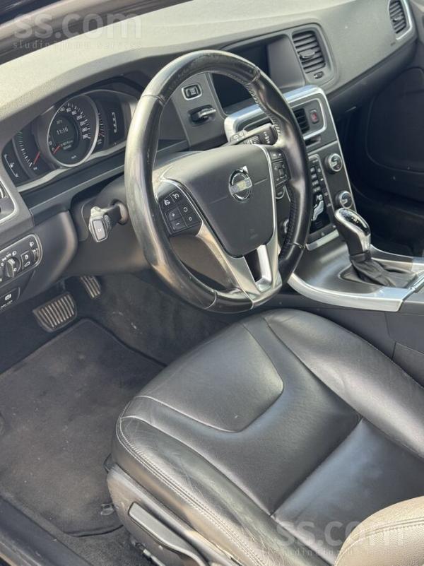Brown Volvo V60 2014 in Riga, with an engine capacity of 2.00 L and mileage of 300 thousand km for 5750 €, photo 9 on AUTOMOTO.COM.LV