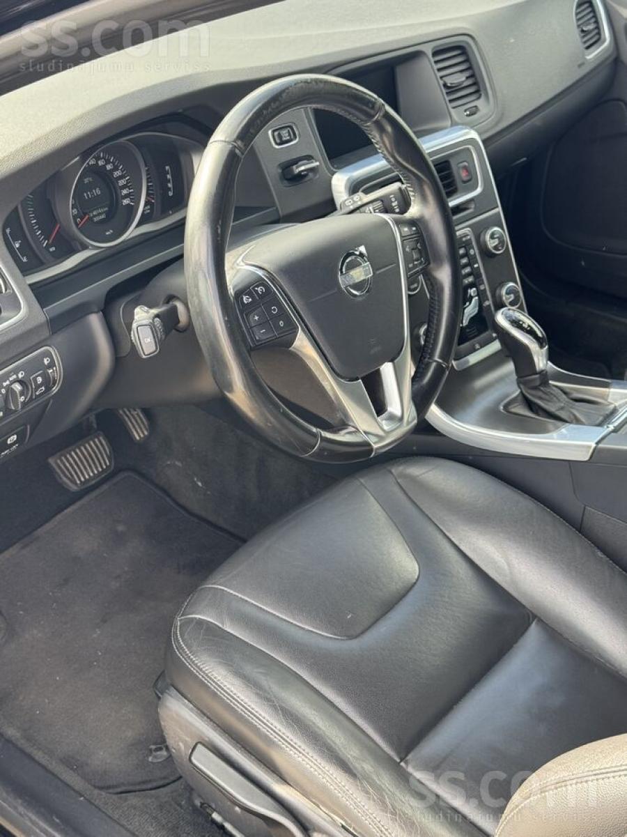 Brūns Volvo V60 2014 Rīga, ar dzinēja tilpumu 2.00 L un nobraukumu 300 tūkst. km par 5750 €, foto 9 vietnē AUTOMOTO.COM.LV