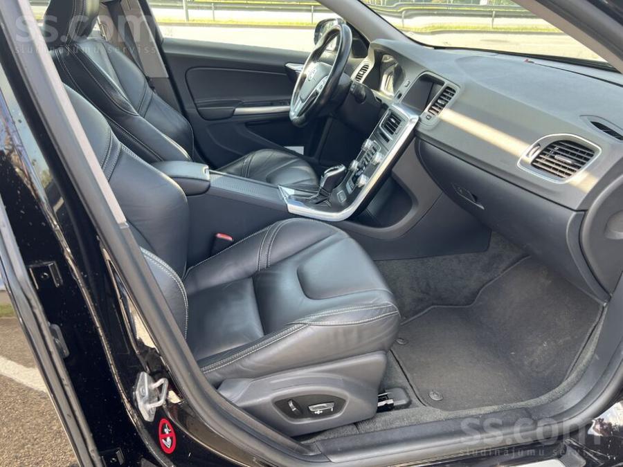 Brūns Volvo V60 2014 Rīga, ar dzinēja tilpumu 2.40 L un nobraukumu 213 tūkst. km par 9450 €, foto 10 vietnē AUTOMOTO.COM.LV