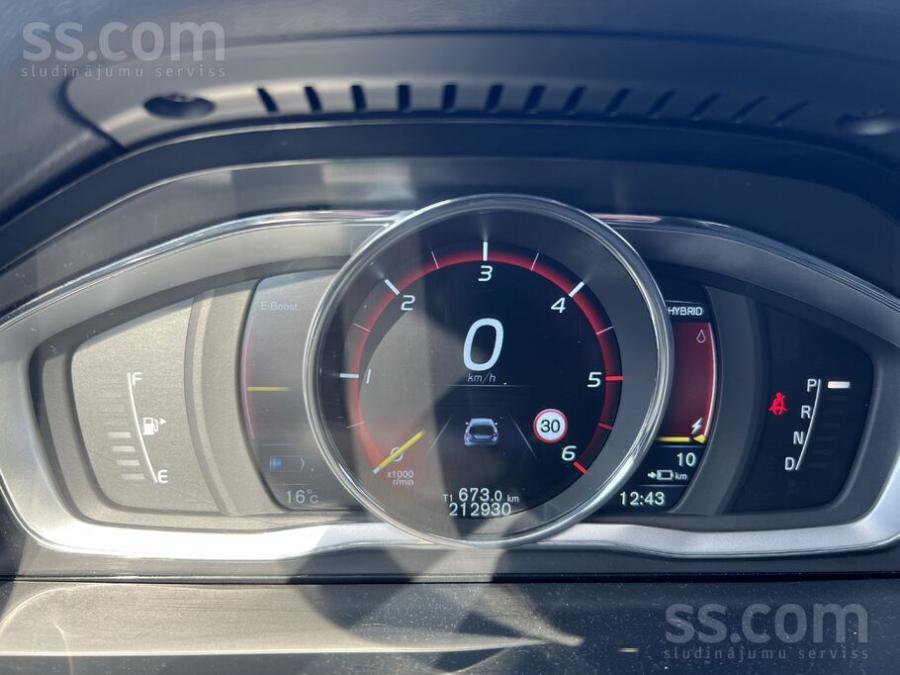 Brūns Volvo V60 2014 Rīga, ar dzinēja tilpumu 2.40 L un nobraukumu 213 tūkst. km par 9450 €, foto 18 vietnē AUTOMOTO.COM.LV