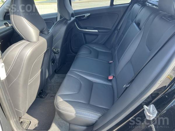 Brown Volvo V60 2014 in Riga, with an engine capacity of 2.40 L and mileage of 213 thousand km for 9450 €, photo 9 on AUTOMOTO.COM.LV
