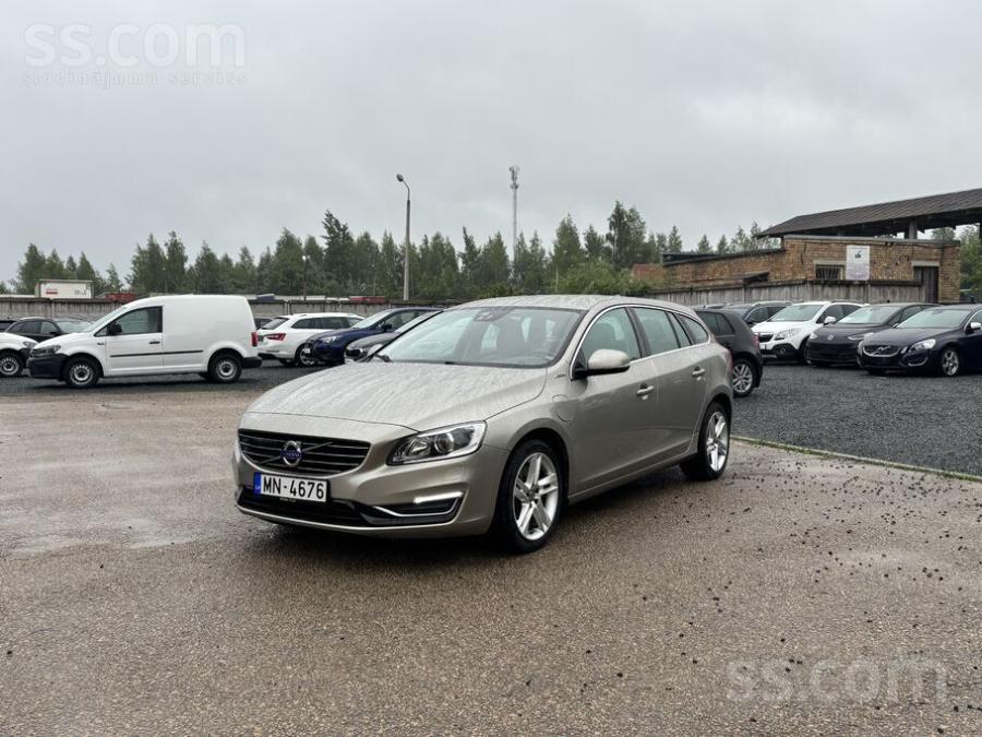 Brūns Volvo V60 2015 Jelgava, ar dzinēja tilpumu 2.40 L un nobraukumu 159 tūkst. km par 8950 €, foto 1 vietnē AUTOMOTO.COM.LV