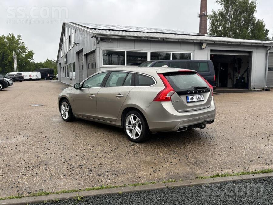 Brūns Volvo V60 2015 Jelgava, ar dzinēja tilpumu 2.40 L un nobraukumu 159 tūkst. km par 8950 €, foto 3 vietnē AUTOMOTO.COM.LV
