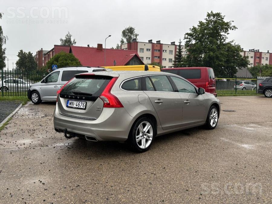Brūns Volvo V60 2015 Jelgava, ar dzinēja tilpumu 2.40 L un nobraukumu 159 tūkst. km par 8950 €, foto 4 vietnē AUTOMOTO.COM.LV
