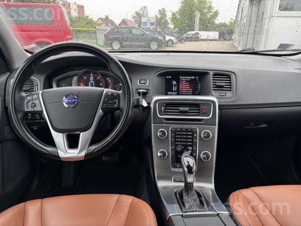 Brūns Volvo V60 2015 Jelgava, ar dzinēja tilpumu 2.40 L un nobraukumu 159 tūkst. km par 8950 €, foto 5 vietnē AUTOMOTO.COM.LV