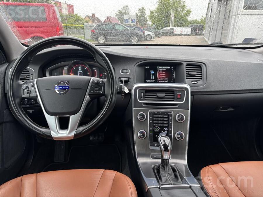 Brūns Volvo V60 2015 Jelgava, ar dzinēja tilpumu 2.40 L un nobraukumu 159 tūkst. km par 8950 €, foto 5 vietnē AUTOMOTO.COM.LV