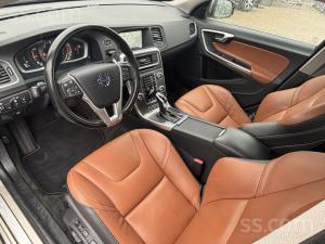Brūns Volvo V60 2015 Jelgava, ar dzinēja tilpumu 2.40 L un nobraukumu 159 tūkst. km par 8950 €, foto 6 vietnē AUTOMOTO.COM.LV