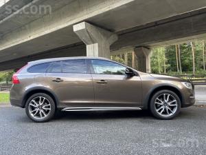 Brūns Volvo V60 2015 Rīga, ar dzinēja tilpumu 2.00 L un nobraukumu 249 tūkst. km par 8490 €, foto  vietnē AUTOMOTO.COM.LV