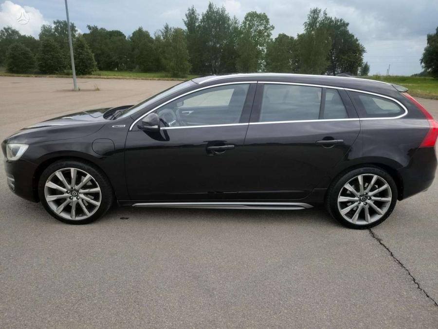 Brown Volvo V60 2015 in Raseiniai, with an engine capacity of 2.40 L and mileage of 290 thousand km for 9250 €, photo 4 on AUTOMOTO.COM.LV