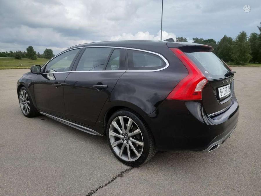 Brown Volvo V60 2015 in Raseiniai, with an engine capacity of 2.40 L and mileage of 290 thousand km for 9250 €, photo 5 on AUTOMOTO.COM.LV