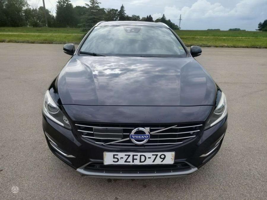 Brown Volvo V60 2015 in Raseiniai, with an engine capacity of 2.40 L and mileage of 290 thousand km for 9250 €, photo 8 on AUTOMOTO.COM.LV