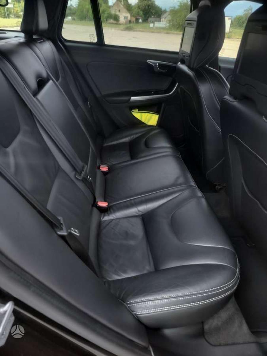 Brown Volvo V60 2015 in Raseiniai, with an engine capacity of 2.40 L and mileage of 290 thousand km for 9250 €, photo 15 on AUTOMOTO.COM.LV