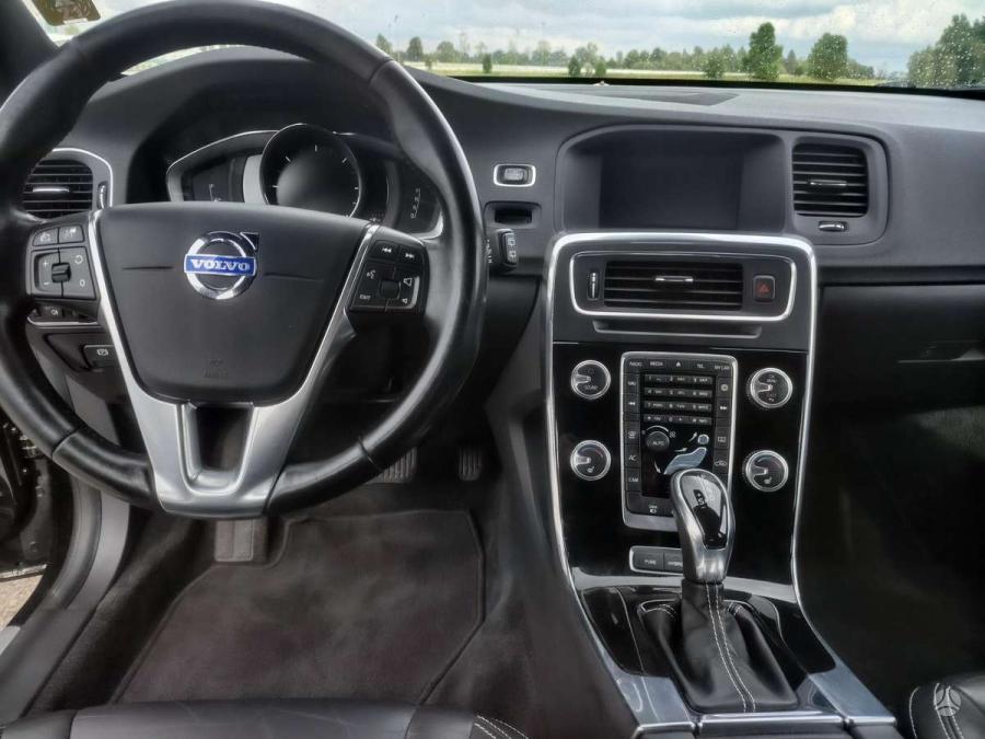 Brown Volvo V60 2015 in Raseiniai, with an engine capacity of 2.40 L and mileage of 290 thousand km for 9250 €, photo 21 on AUTOMOTO.COM.LV