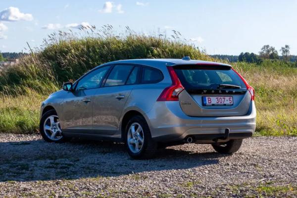Brown Volvo V60 2016 in Riga, with an engine capacity of 2.00 L and mileage of 200 thousand km for 9900 €, photo 2 on AUTOMOTO.COM.LV