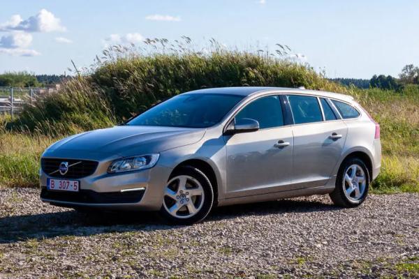 Brown Volvo V60 2016 in Riga, with an engine capacity of 2.00 L and mileage of 200 thousand km for 9900 €, photo 3 on AUTOMOTO.COM.LV