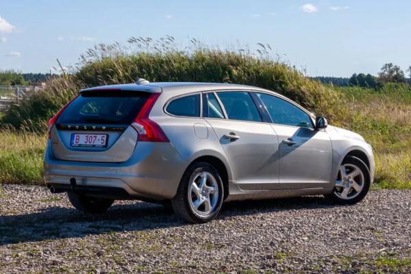 Brown Volvo V60 2016 in Riga, with an engine capacity of 2.00 L and mileage of 200 thousand km for 9900 €, photo 4 on AUTOMOTO.COM.LV
