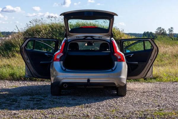 Brown Volvo V60 2016 in Riga, with an engine capacity of 2.00 L and mileage of 200 thousand km for 9900 €, photo 5 on AUTOMOTO.COM.LV