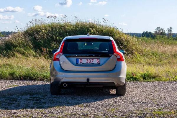 Brown Volvo V60 2016 in Riga, with an engine capacity of 2.00 L and mileage of 200 thousand km for 9900 €, photo 6 on AUTOMOTO.COM.LV