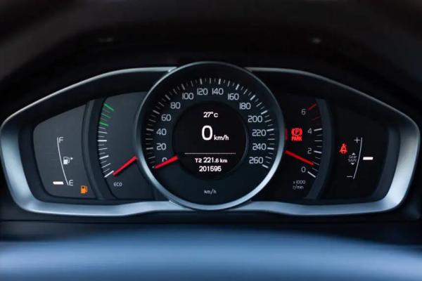 Brown Volvo V60 2016 in Riga, with an engine capacity of 2.00 L and mileage of 200 thousand km for 9900 €, photo 9 on AUTOMOTO.COM.LV
