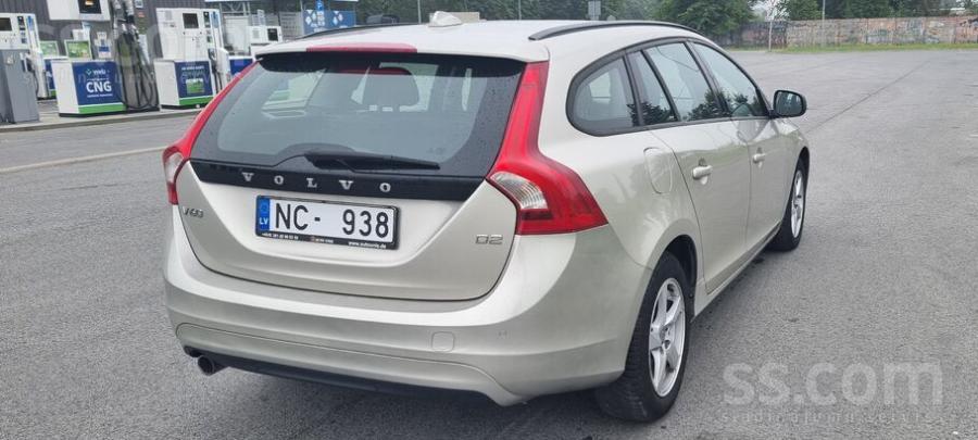 Brūns Volvo V60 2017 Liepāja, ar dzinēja tilpumu 2.00 L un nobraukumu 191 tūkst. km par 7200 €, foto 3 vietnē AUTOMOTO.COM.LV