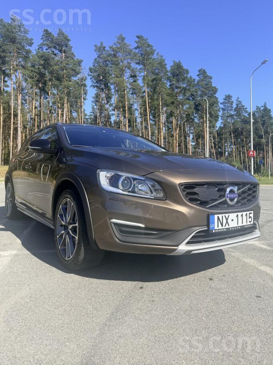 Brown Volvo V60 2017 in Riga, with an engine capacity of 2.40 L and mileage of 182 thousand km for 16500 €, photo 3 on AUTOMOTO.COM.LV