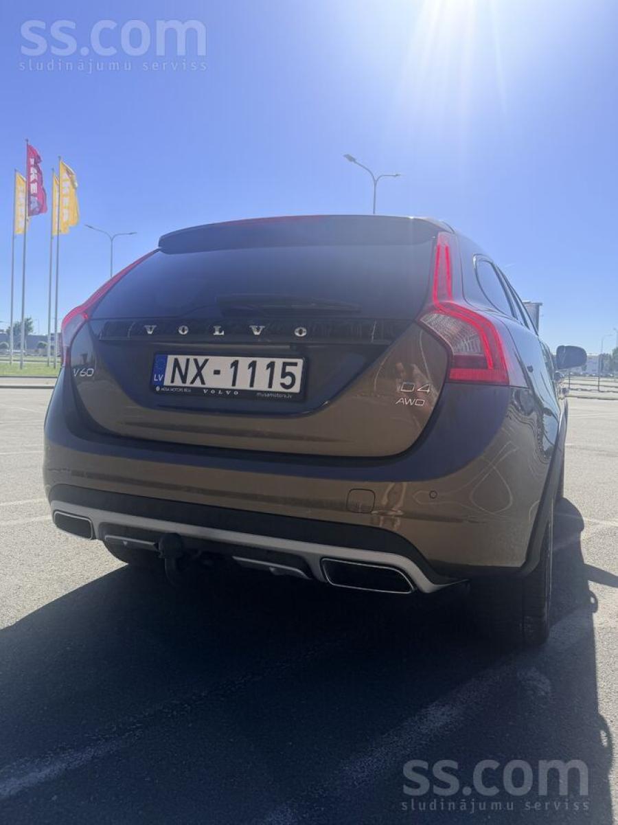 Brown Volvo V60 2017 in Riga, with an engine capacity of 2.40 L and mileage of 182 thousand km for 16500 €, photo 4 on AUTOMOTO.COM.LV