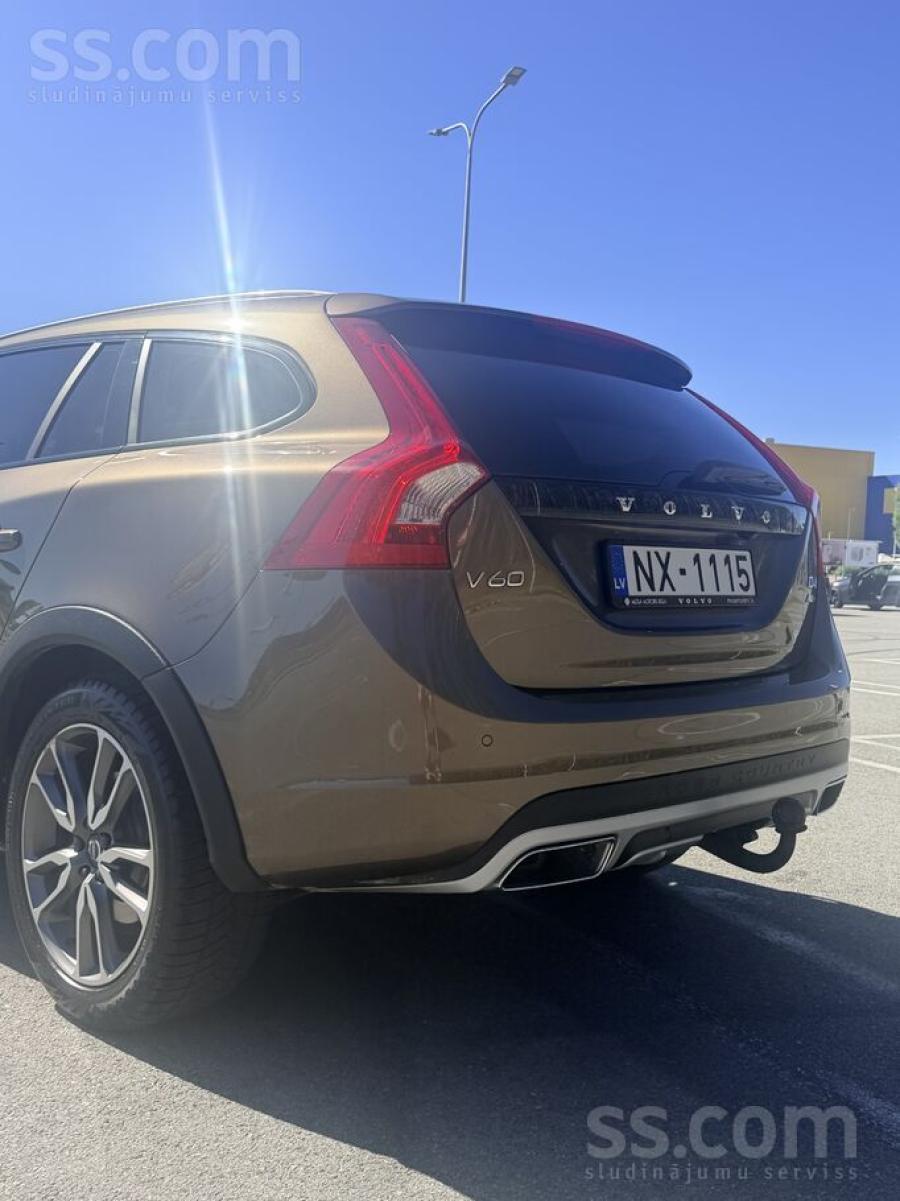 Brown Volvo V60 2017 in Riga, with an engine capacity of 2.40 L and mileage of 182 thousand km for 16500 €, photo 5 on AUTOMOTO.COM.LV