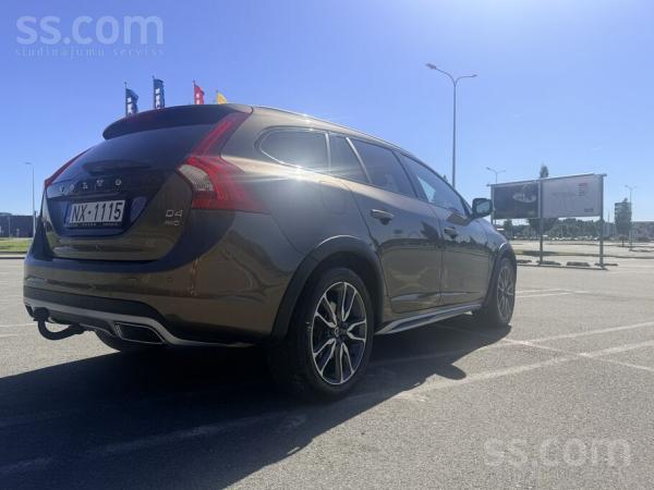 Brūns Volvo V60 2017 Rīga, ar dzinēja tilpumu 2.40 L un nobraukumu 182 tūkst. km par 16500 €, foto 5 vietnē AUTOMOTO.COM.LV