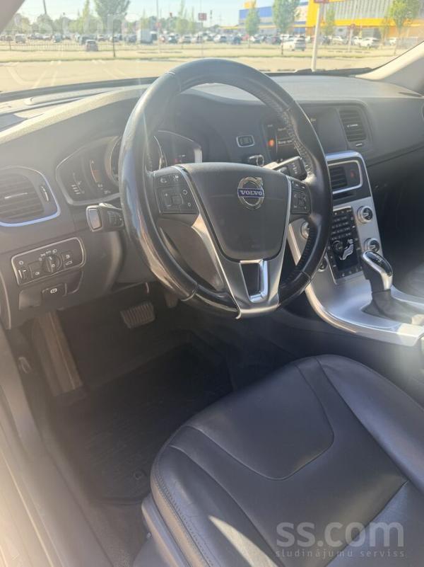 Brūns Volvo V60 2017 Rīga, ar dzinēja tilpumu 2.40 L un nobraukumu 182 tūkst. km par 16500 €, foto 6 vietnē AUTOMOTO.COM.LV