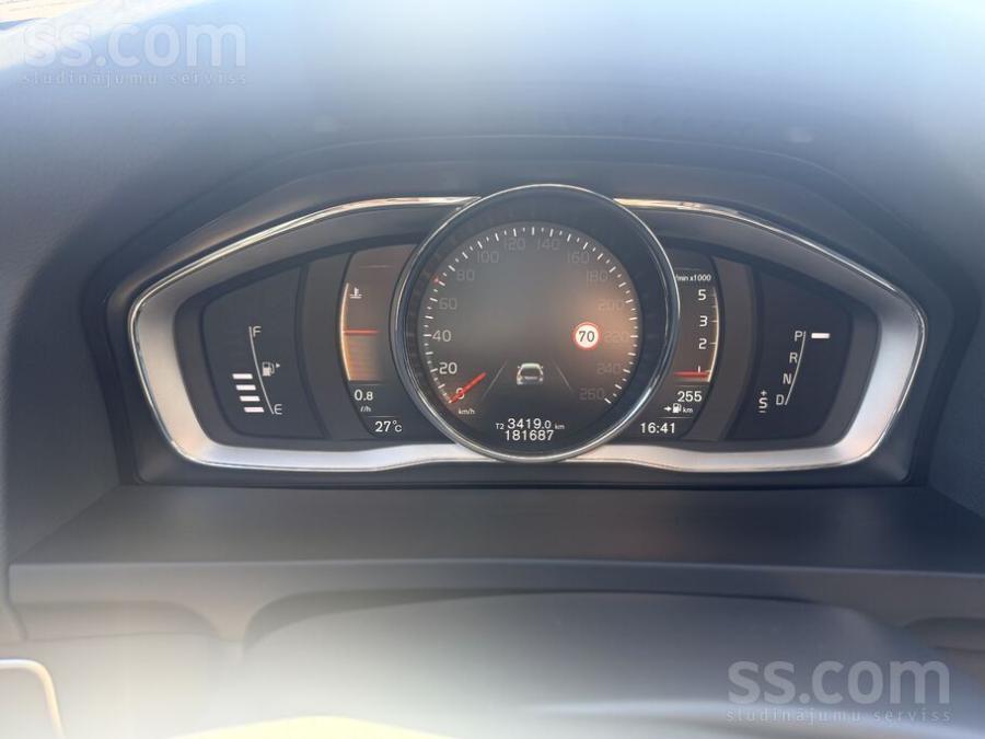 Brown Volvo V60 2017 in Riga, with an engine capacity of 2.40 L and mileage of 182 thousand km for 16500 €, photo 8 on AUTOMOTO.COM.LV
