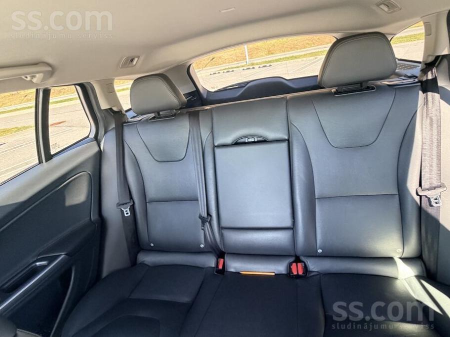 Brown Volvo V60 2017 in Riga, with an engine capacity of 2.40 L and mileage of 182 thousand km for 16500 €, photo 10 on AUTOMOTO.COM.LV