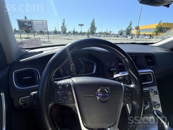 Brūns Volvo V60 2017 Rīga, ar dzinēja tilpumu 2.40 L un nobraukumu 182 tūkst. km par 16500 €, foto 10 vietnē AUTOMOTO.COM.LV