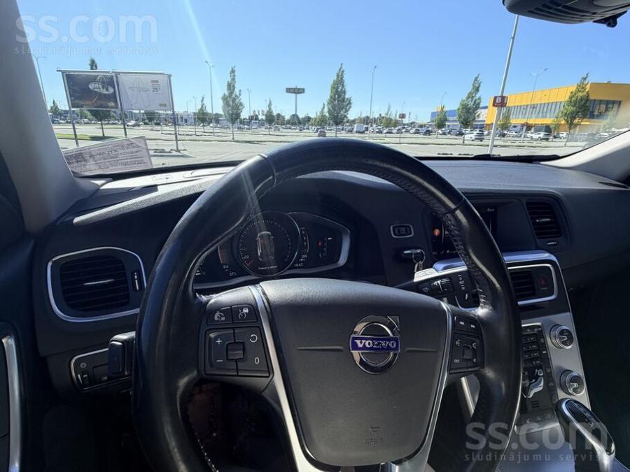 Brown Volvo V60 2017 in Riga, with an engine capacity of 2.40 L and mileage of 182 thousand km for 16500 €, photo 11 on AUTOMOTO.COM.LV