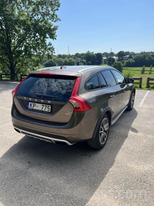 Brūns Volvo V60 2017 Rīga, ar dzinēja tilpumu 2.00 L un nobraukumu 144 tūkst. km par 14500 €, foto 4 vietnē AUTOMOTO.COM.LV