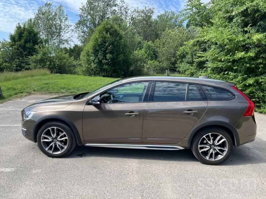 Brown Volvo V60 2017 in Riga, with an engine capacity of 2.00 L and mileage of 144 thousand km for 14500 €, photo 6 on AUTOMOTO.COM.LV