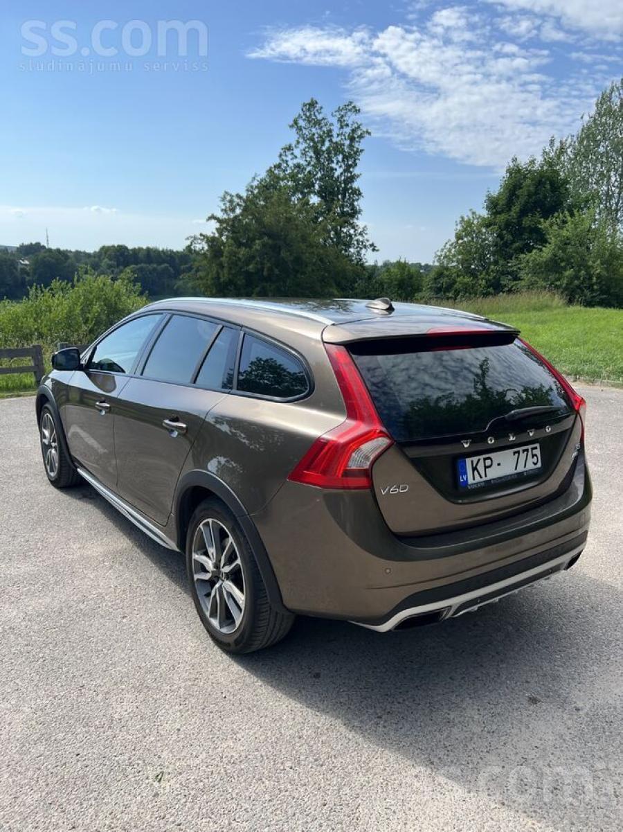 Brown Volvo V60 2017 in Riga, with an engine capacity of 2.00 L and mileage of 144 thousand km for 14500 €, photo 7 on AUTOMOTO.COM.LV