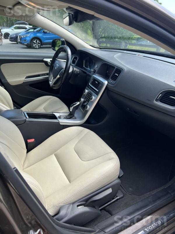 Brūns Volvo V60 2017 Rīga, ar dzinēja tilpumu 2.00 L un nobraukumu 144 tūkst. km par 14500 €, foto 8 vietnē AUTOMOTO.COM.LV