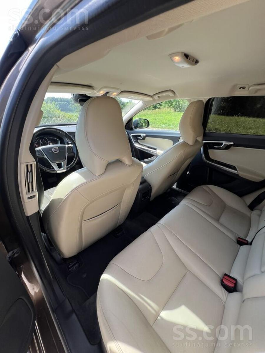 Brown Volvo V60 2017 in Riga, with an engine capacity of 2.00 L and mileage of 144 thousand km for 14500 €, photo 10 on AUTOMOTO.COM.LV